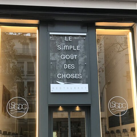 Enseigne plexiglass - TOTEM SIGNALETIQUE